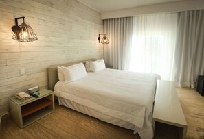 Ocean Front Suite, 1 King Bed, Non-Smoking | Minibar, cofre no quarto, com decoração personalizada 