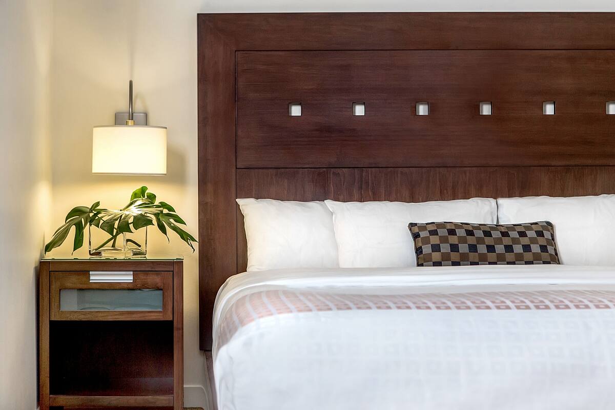 Roupa de alta qualidade, camas de colchão pillowtop, cofre no quarto 
