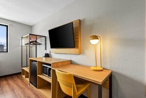 Quarto standard, 2 camas Queen, para não fumantes | Escrivaninha, espaço de trabalho para notebook, Wi-Fi de cortesia