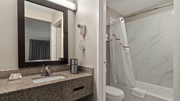 Toalhas de banho, sabonete, shampoo, papel higiênico