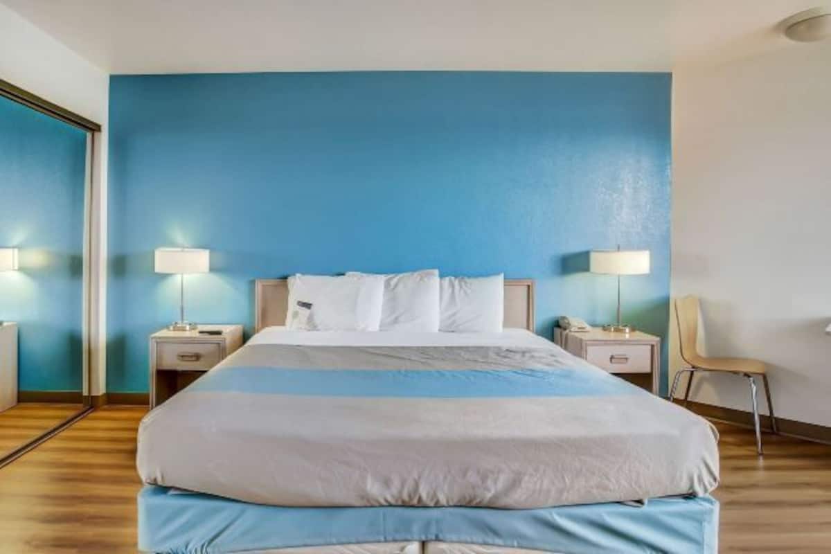 Escrivaninha, Wi-Fi de cortesia, roupa de cama