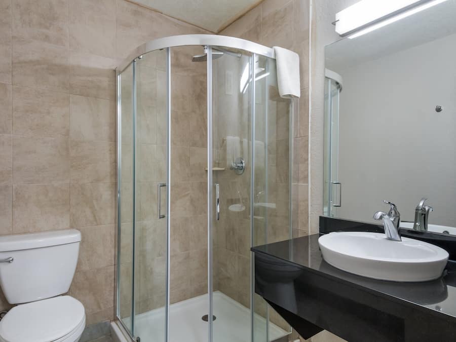 Quarto Deluxe, 1 cama king-size, não fumadores, banheira (Unique) | Casa de banho | Artigos de higiene pessoal grátis, toalhas fornecidas, sabão, champô