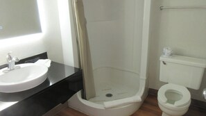 Uma combinação polibã/banheira, toalhas fornecidas 