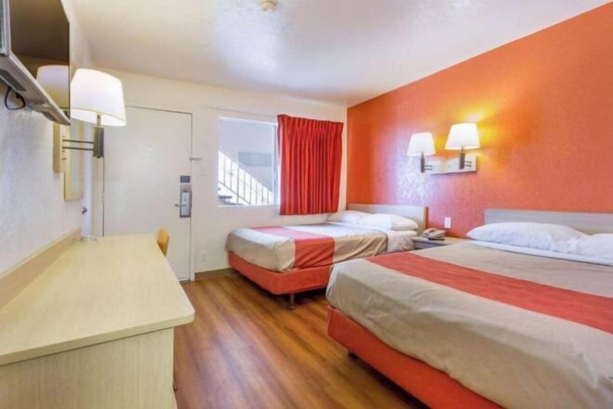 Cortinas blackout, Wi-Fi de cortesia, roupa de cama