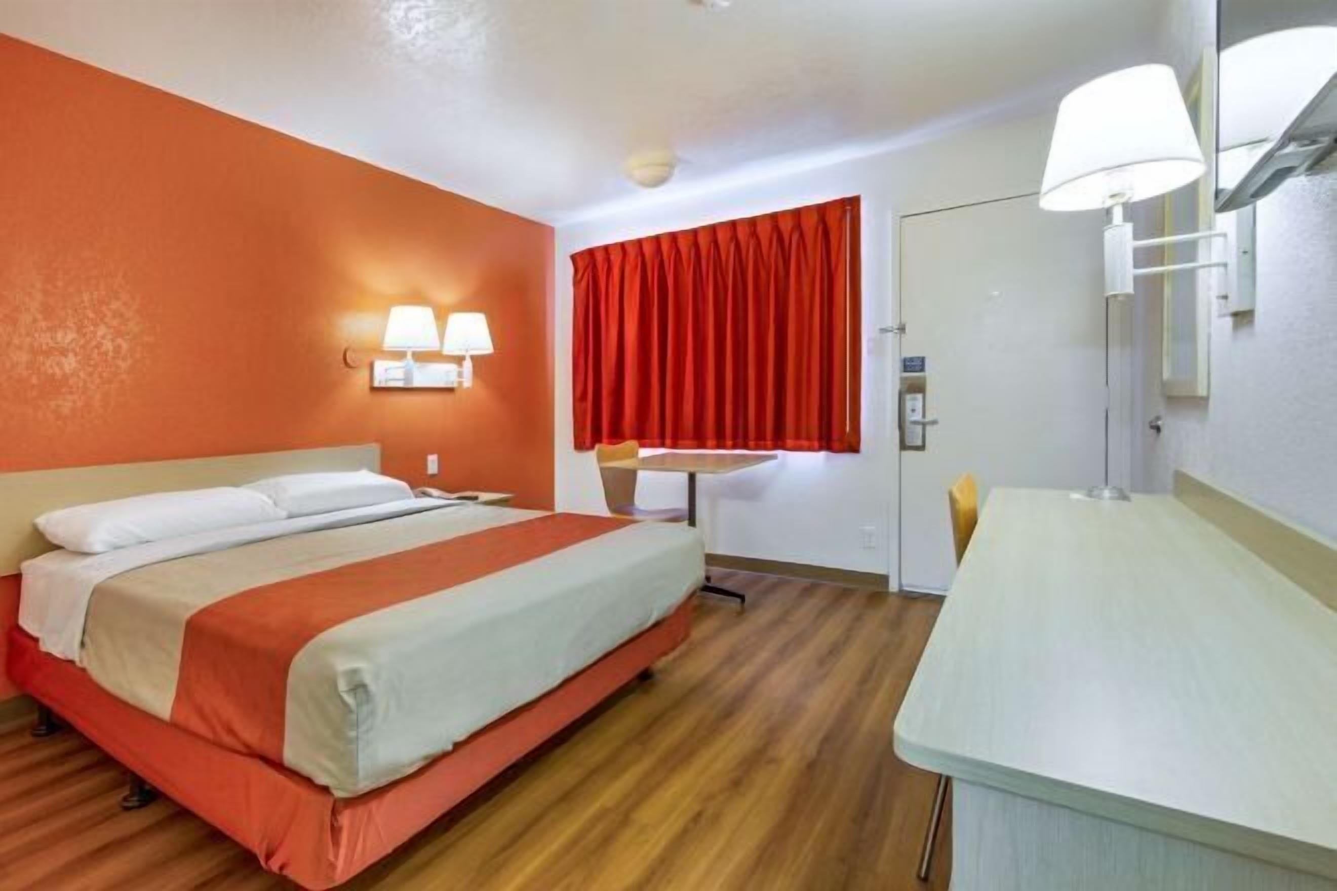 Cortinas blackout, Wi-Fi de cortesia, roupa de cama