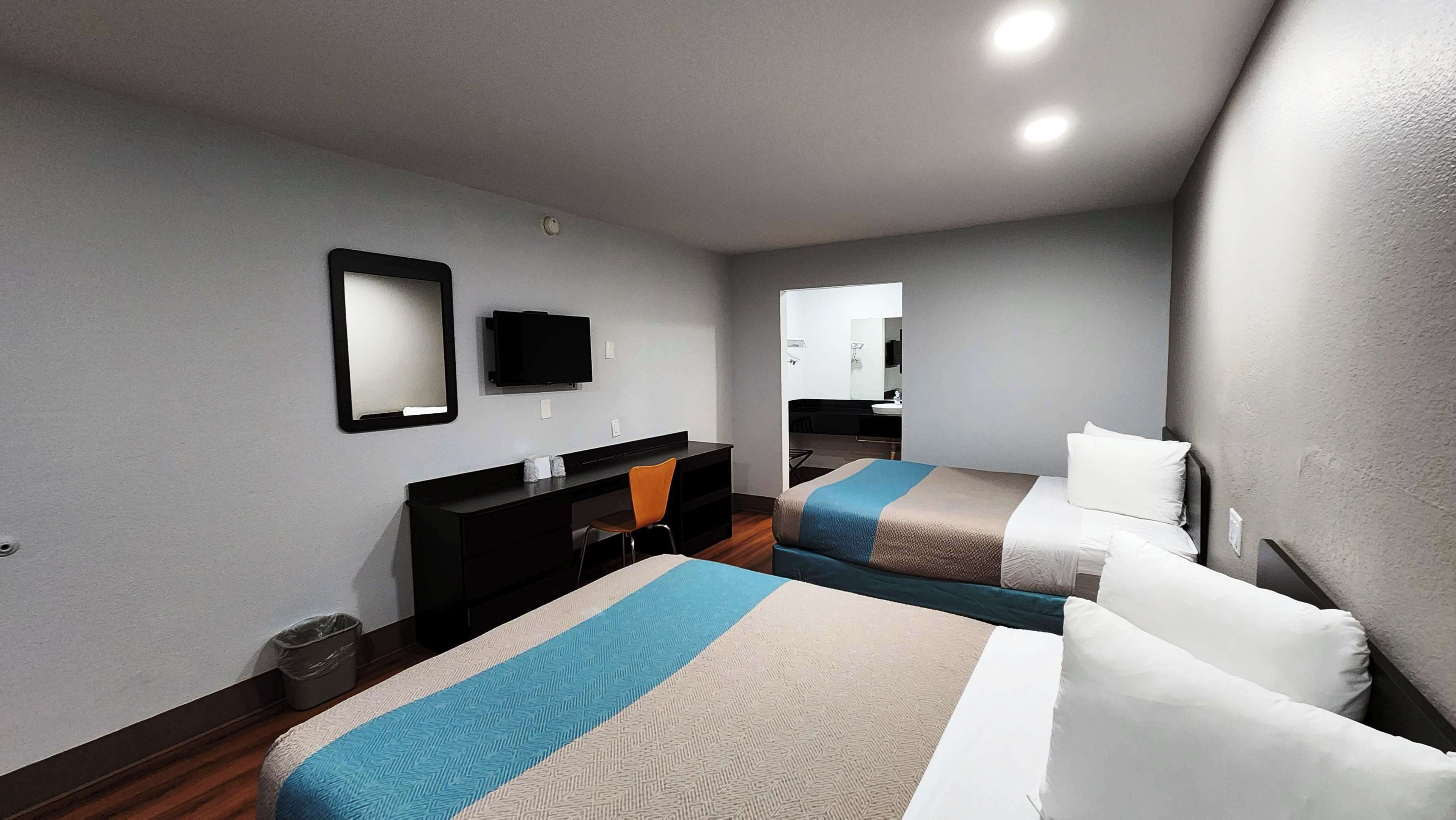 Escrivaninha, cortinas blackout, ferros/tábuas de passar roupa