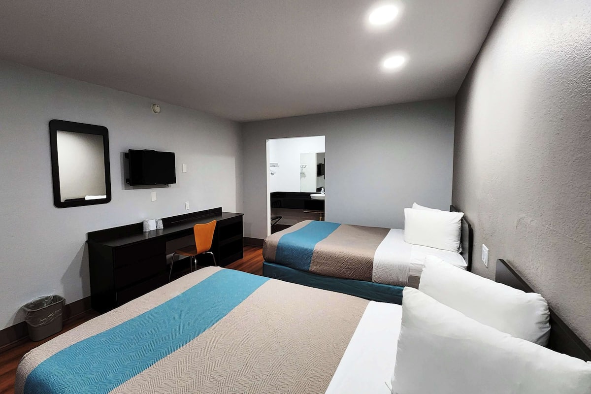 Escrivaninha, cortinas blackout, ferros/tábuas de passar roupa