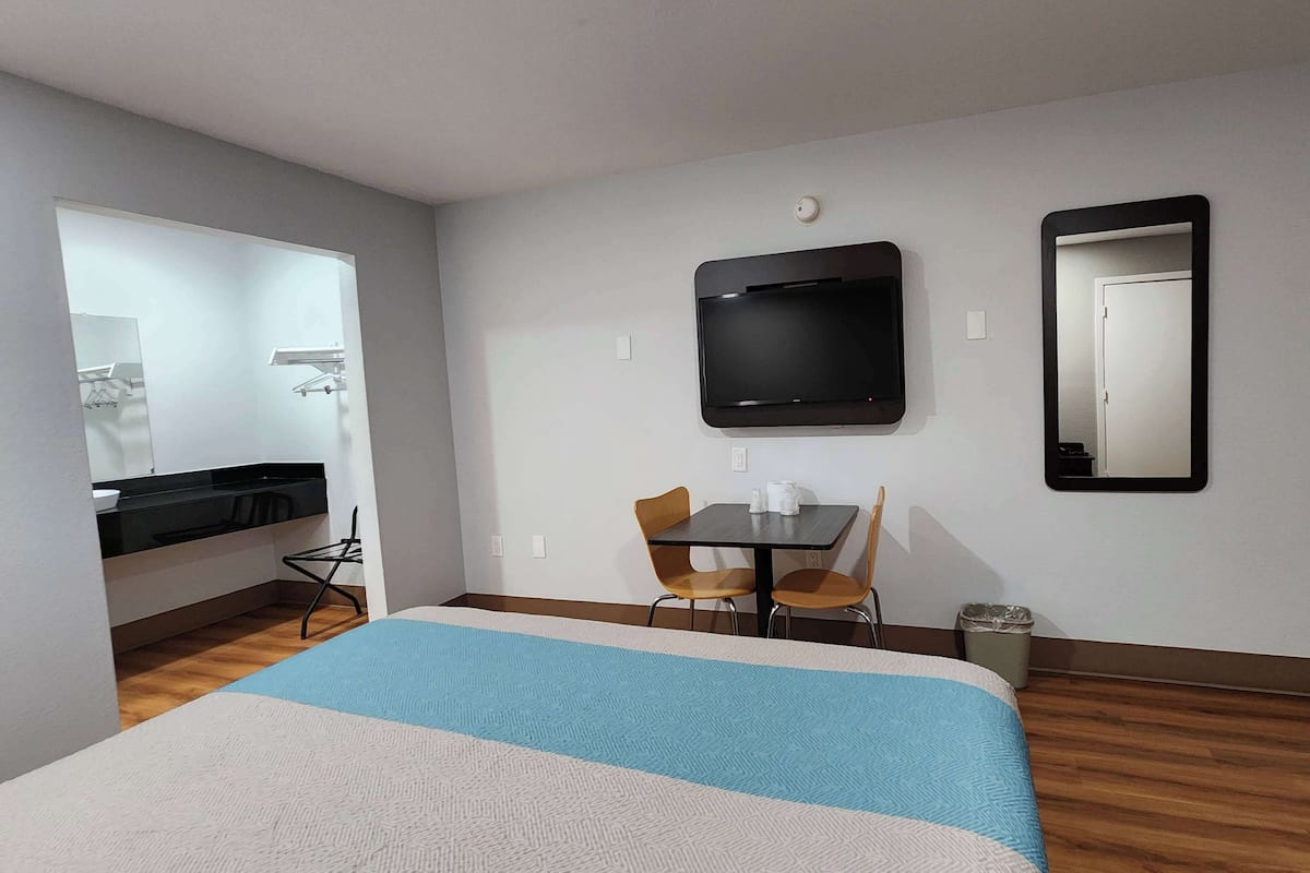 Escrivaninha, cortinas blackout, ferros/tábuas de passar roupa