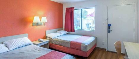 Escrivaninha, roupa de cama