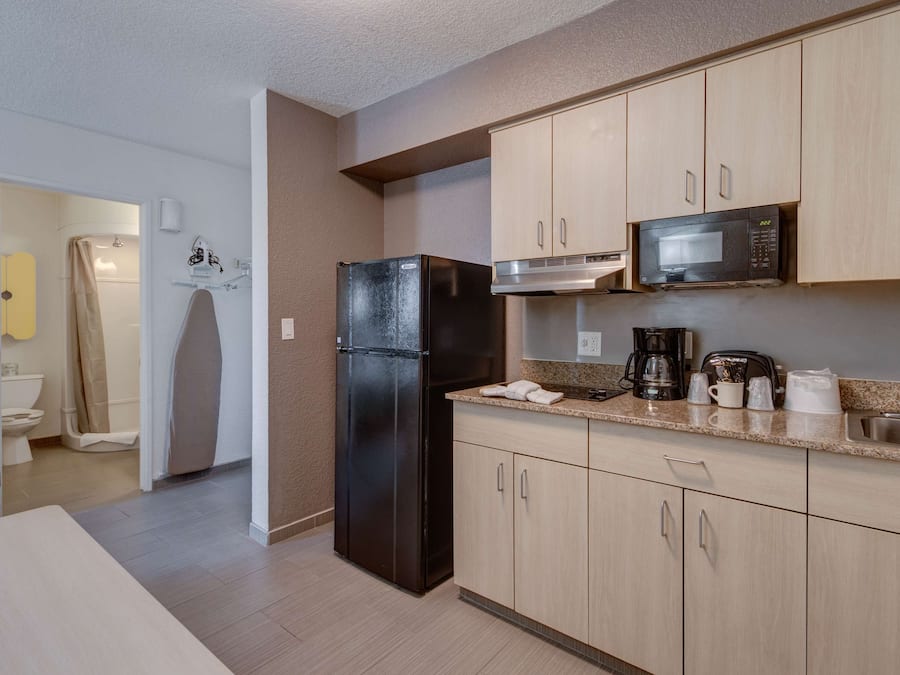 Geladeira, micro-ondas, cafeteira/chaleira