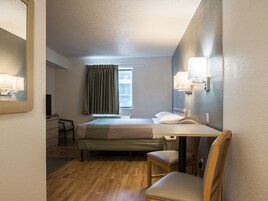 Secretária, roupa de cama fornecida, despertadores 