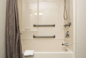 Quarto, 2 camas de casal, acessível, não fumadores (Efficiency) | Casa de banho | Uma combinação polibã/banheira, toalhas fornecidas 