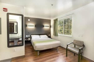 Secretária, ferro/tábua de engomar, roupa de cama fornecida 