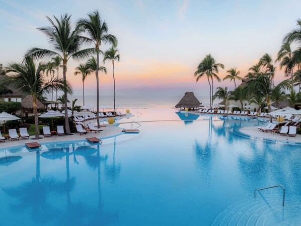 3 piscinas exteriores, guarda-sóis, espreguiçadeiras 