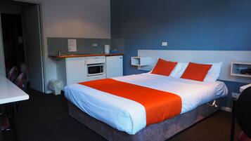 Quarto Económico, 2 quartos (Budget (1 Q, 1 Bunk, 1 S)) | Sala de estar | TV de ecrã plano