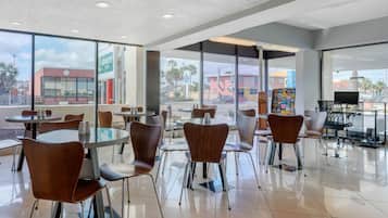 Café da manhã continental todos os dias mediante uma taxa