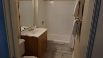 Quarto Standard, 1 cama de casal, vista para o lago | Casa de banho | Artigos de higiene pessoal grátis, um secador de cabelo