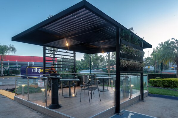 Terraço com espreguiçadeiras