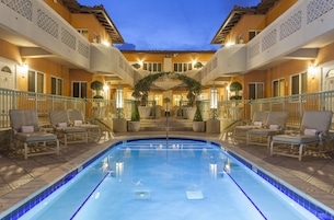 Piscina exterior, guarda-sóis