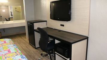 Secretária, ferro/tábua de engomar, Wi-fi grátis