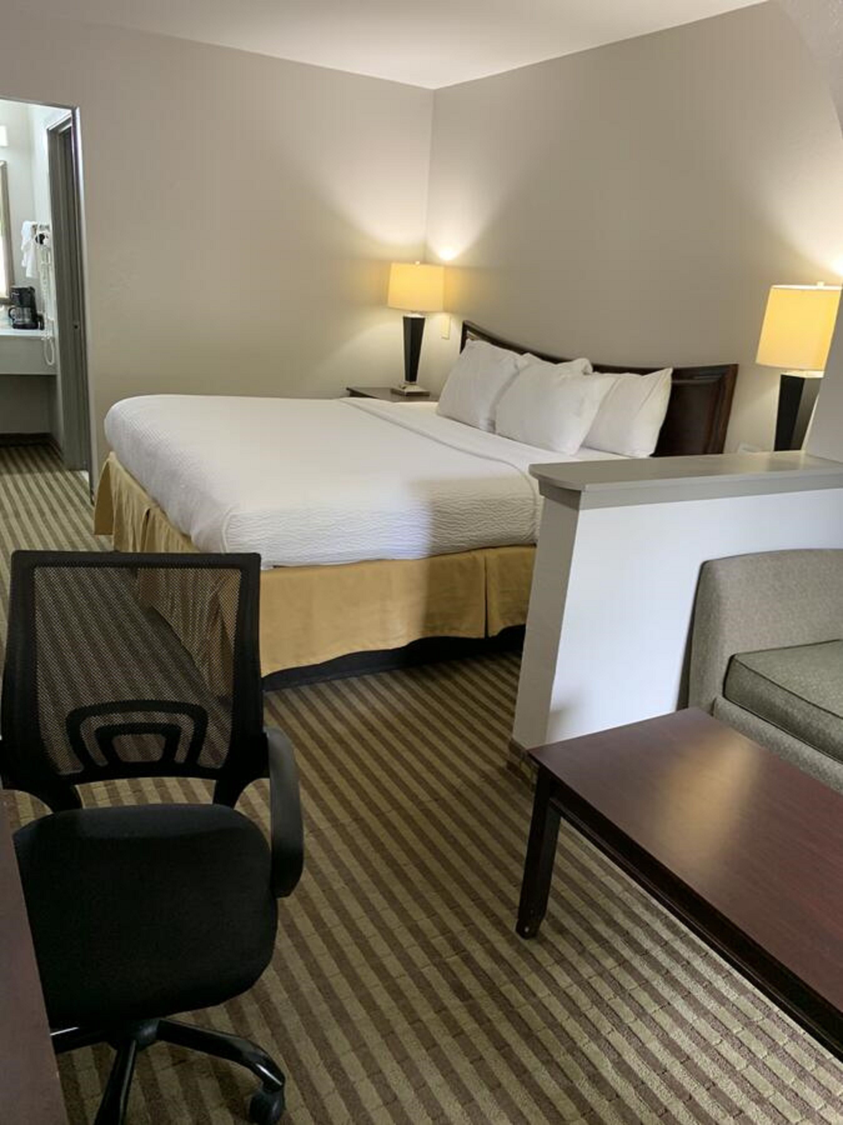 Suite, 1 cama king-size e sofá-cama | Secretária, secretária adequada para computadores portáteis 