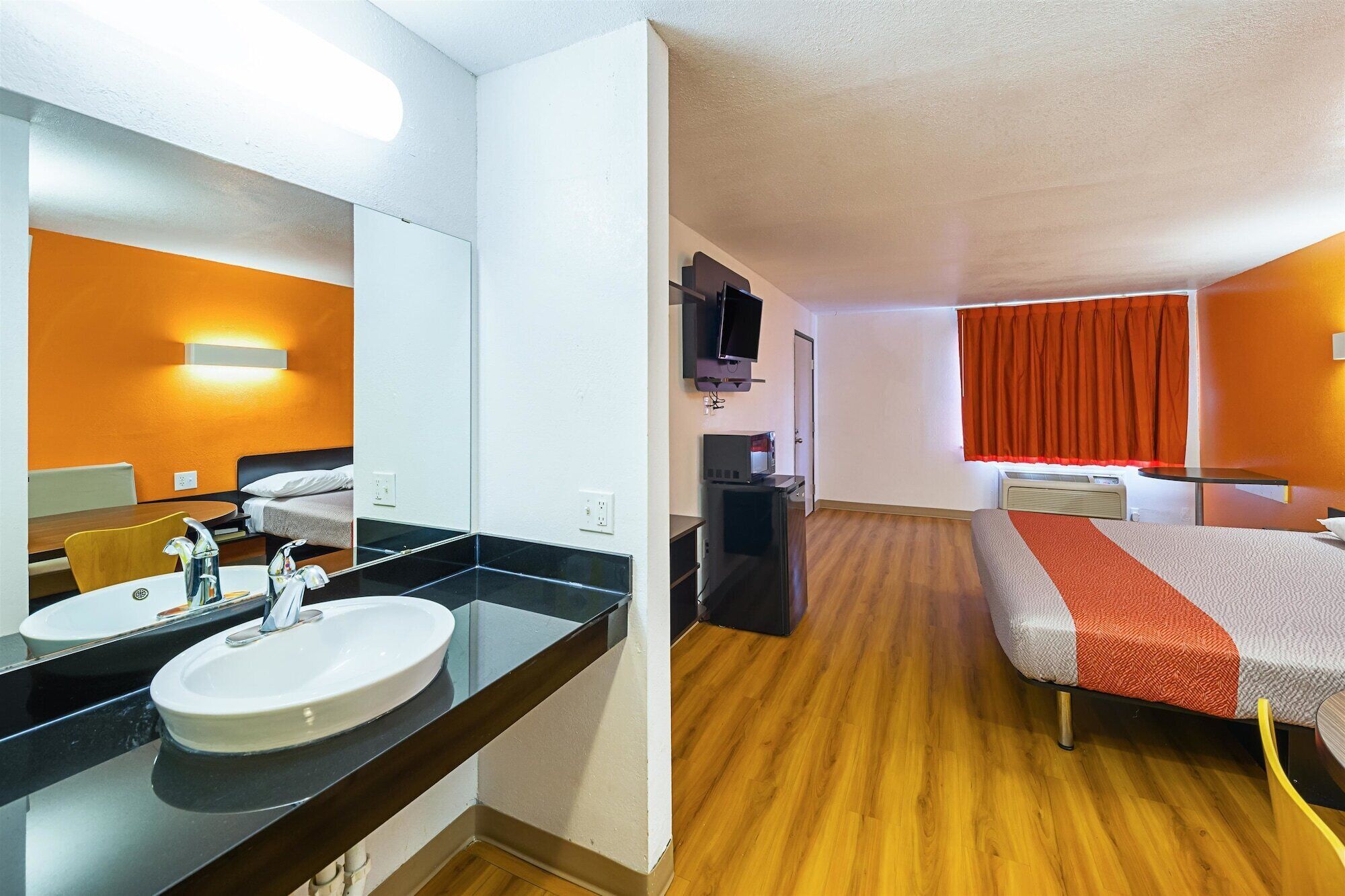 Cofres nos quartos, Wi-Fi de cortesia, roupa de cama