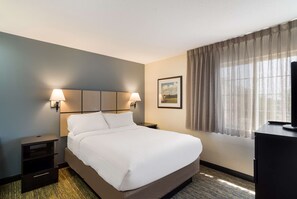 Roupas de cama premium, escrivaninha, espaço de trabalho para notebook