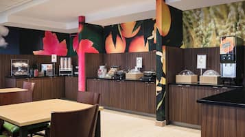 Café da manhã com buffet grátis todos os dias