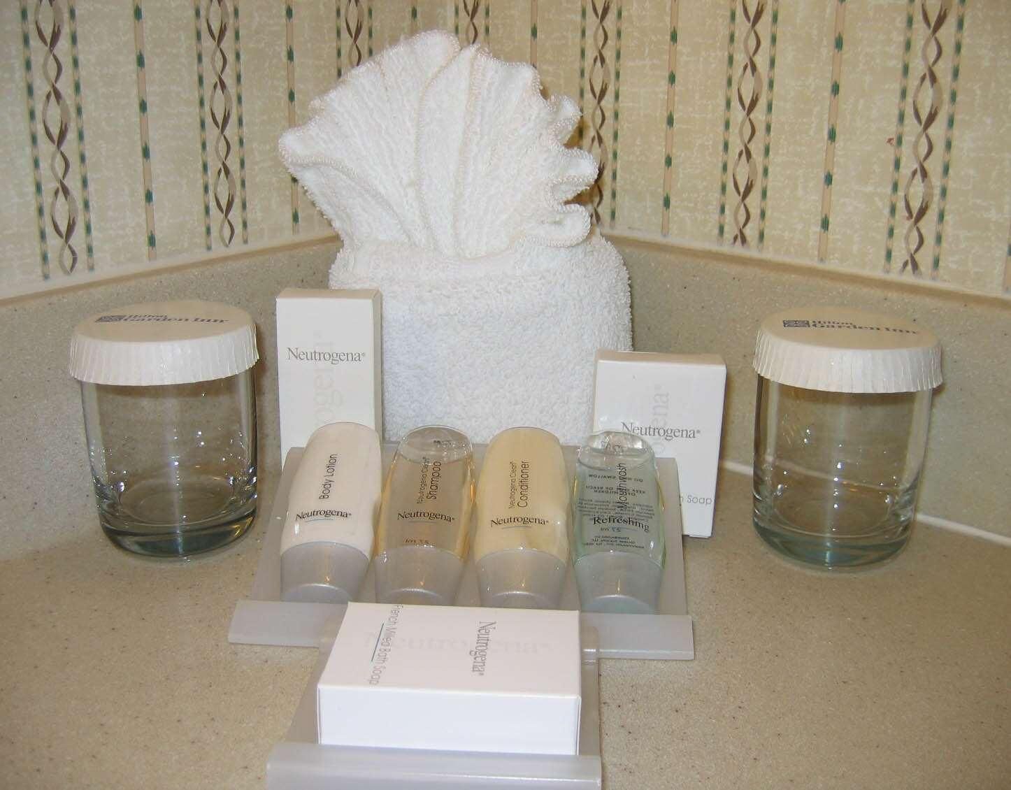 Uma combinação polibã/banheira, artigos de higiene pessoal grátis 