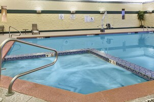 Piscina interna, funciona das 6h às 23h, espreguiçadeiras