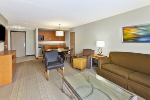Suite, 1 cama king-size, banheira de hidromassagem | Comodidade do quarto