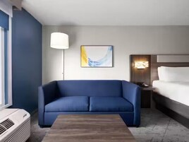 Quarto Standard | Cofre no quarto, secretária 