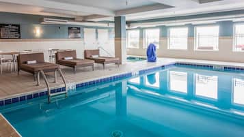 Piscina interior, espreguiçadeiras