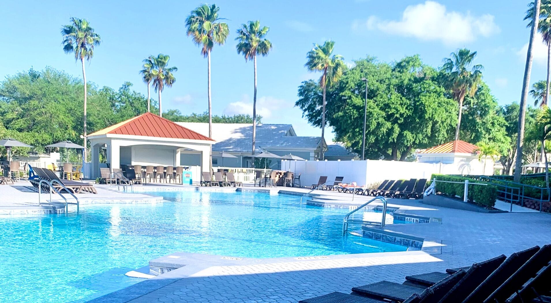 5 piscinas externas, guarda-sóis, espreguiçadeiras