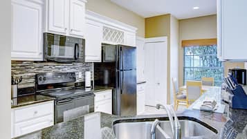 Casa Familiar, 3 quartos, não fumadores, vista para o resort | Cozinha privada | Um frigorífico/congelador grande, um micro-ondas, um forno