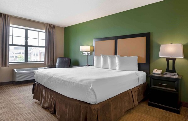 Estúdio, 1 cama king-size, não fumadores | Cofre no quarto, secretária, ferro/tábua de engomar, Wi-fi grátis 