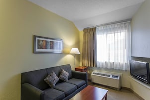Suite, 1 cama queen-size, acessível, não fumadores (Efficiency) | Secretária, secretária adequada para computadores portáteis