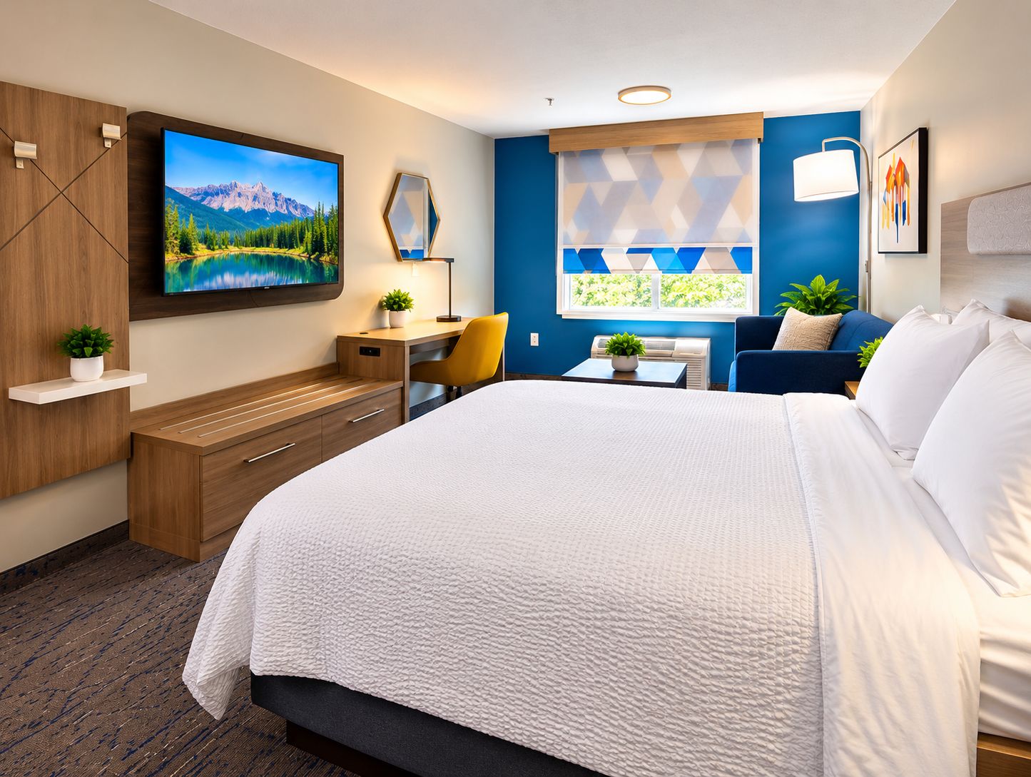 Quarto de hotel com uma cama grande, uma escrivaninha com cadeira, televisão na parede e janela com vista para área verde.