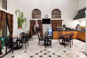 Café da manhã com buffet grátis todos os dias