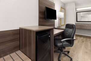 Escrivaninha, espaço de trabalho para notebook, cortinas blackout