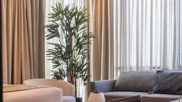 Suíte luxo, 1 cama King | Roupas de cama premium, cofres nos quartos, escrivaninha