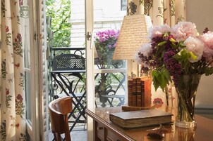 Quarto Standard, kitchenette (Elégance) | Minibar, cofre no quarto, secretária, cortinas/cortinados opacos 