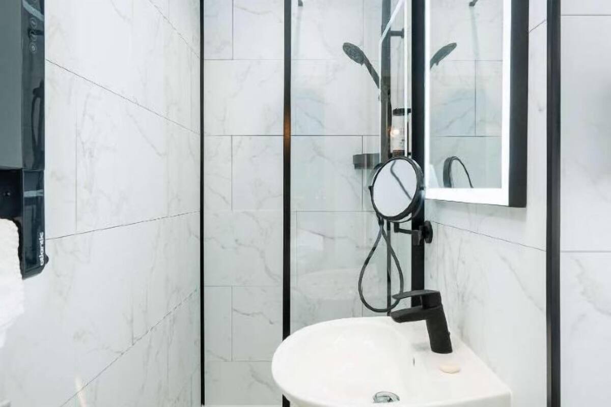 Casa de banho | Um secador de cabelo, toalhas fornecidas