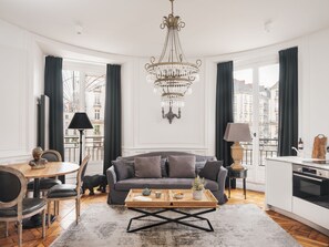 Apartamento, 1 quarto (Marigold - Place Royale - 44m²) | Sala de estar | Televisor de ecrã plano de 43 polegadas com canais via satélite 