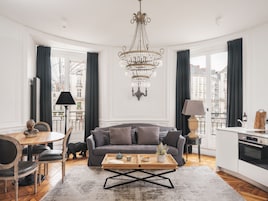 Apartamento, 1 quarto (Marigold - Place Royale - 44m²) | Sala de estar | Televisor de ecrã plano de 43 polegadas com canais via satélite 