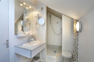 Quarto triplo família | Banheiro | Produtos de toalete grátis, secador de cabelo, toalhas de banho
