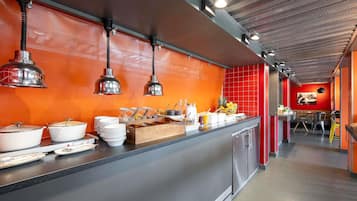 Pequeno-almoço tipo buffet diário (13 EUR por pessoa)