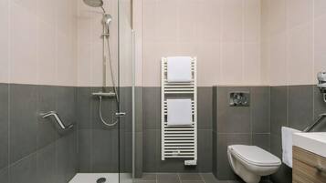 Quarto Duplo Superior | Casa de banho | Um secador de cabelo, toalhas fornecidas, sabão, champô