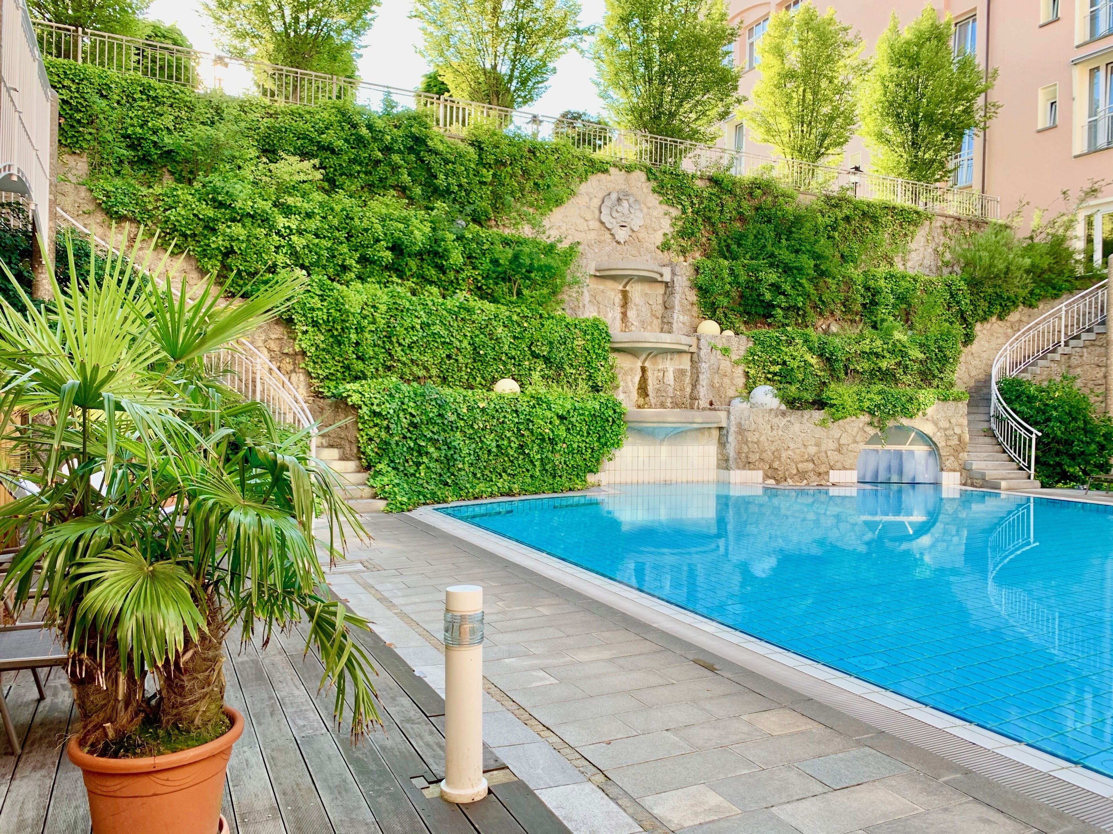 Piscina interna, piscina externa, guarda-sóis, espreguiçadeiras