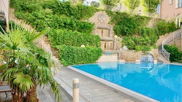 Piscina interna, piscina externa, guarda-sóis, espreguiçadeiras